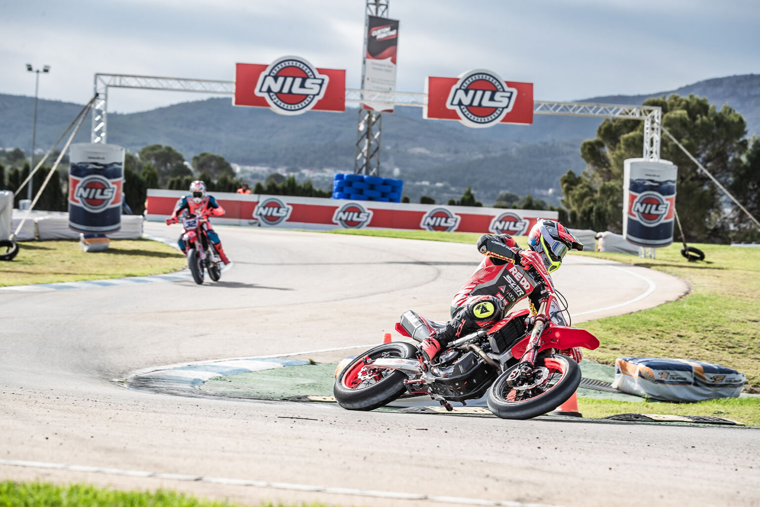 THOMAS CHAREYRE WINS THE FIRST RACE OF THE SEASON – Supermoto S1GP